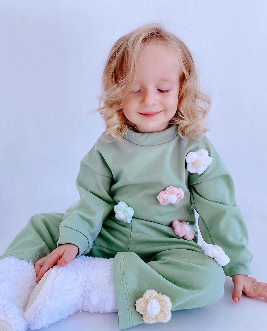 KNITTED TRACKSUIT WITH FLOWER ACCESSORIES – Lydia Kids